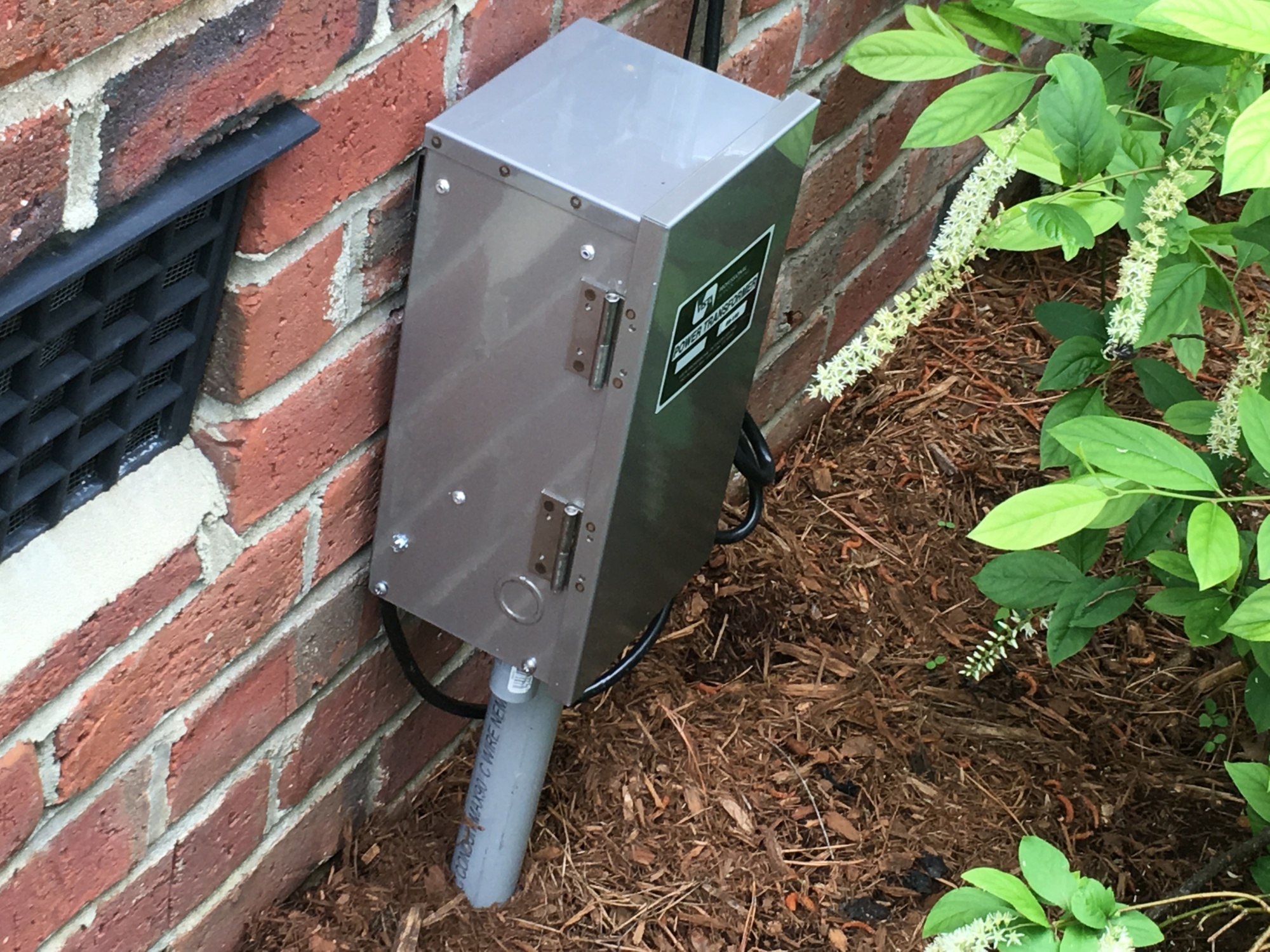 GOOD VS BAD OUTDOOR LIGHTING - Lite Visions- Landscape Lighting Experts ...